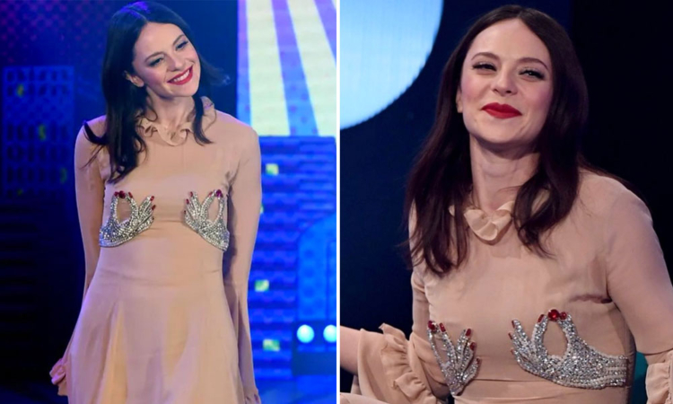 Francesca Michielin abito con mani di cristallo sui capezzoli!