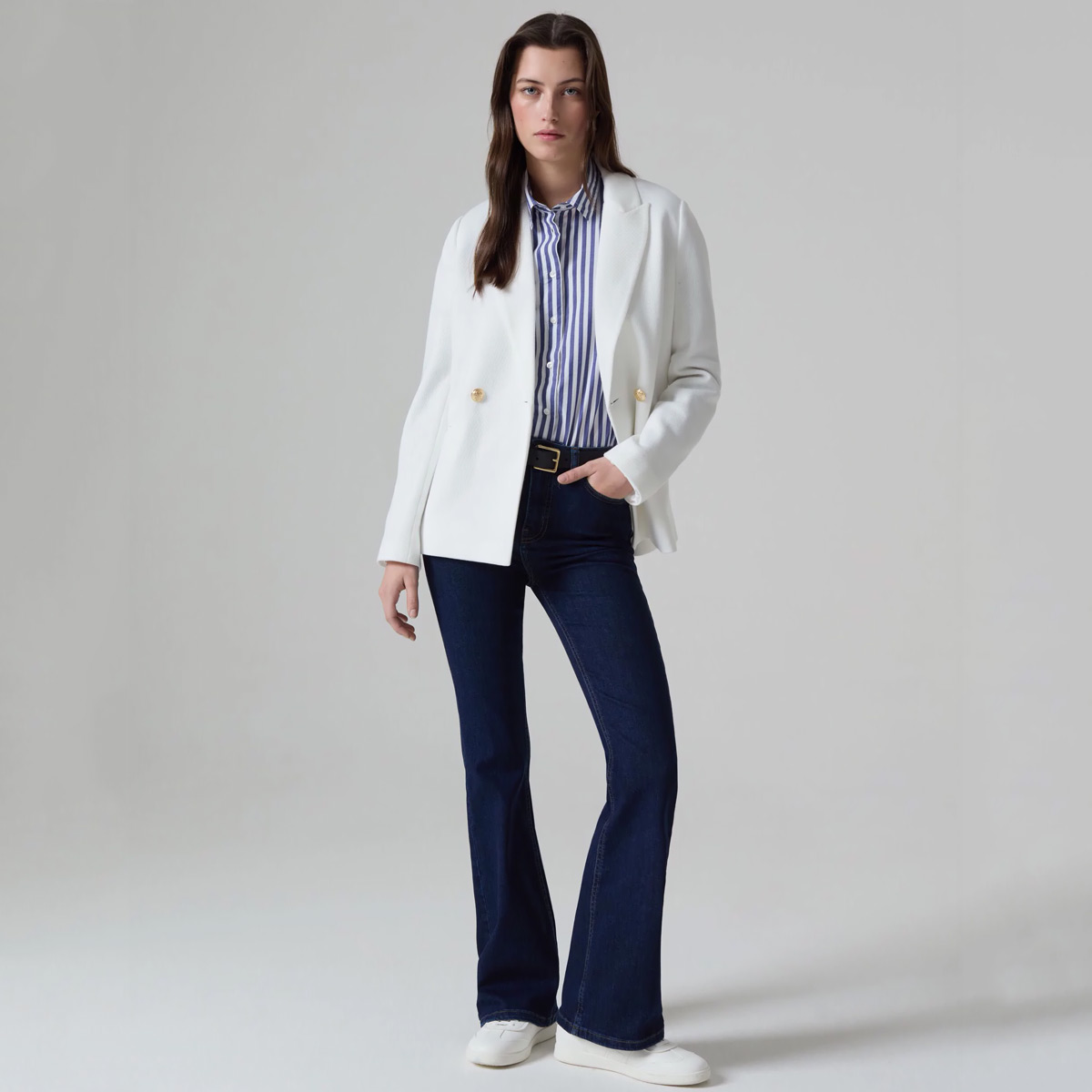 Come abbinare i jeans a zampa per slanciare la figura