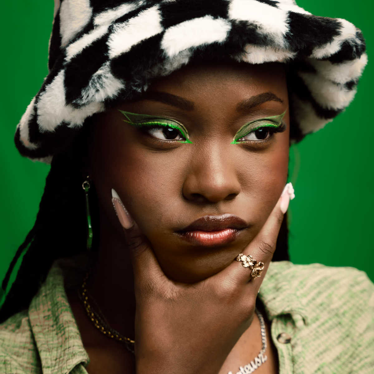 Brat girl summer make up: il trend trucco occhi verde neon